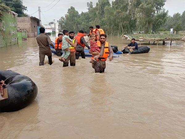 Pakistan floods death toll crosses 1,000, rainfall continues - The ...