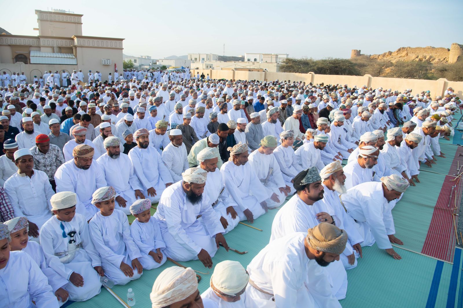 Thousands flock to Oman mosques to mark Eid Al Fitr - The Arabian ...