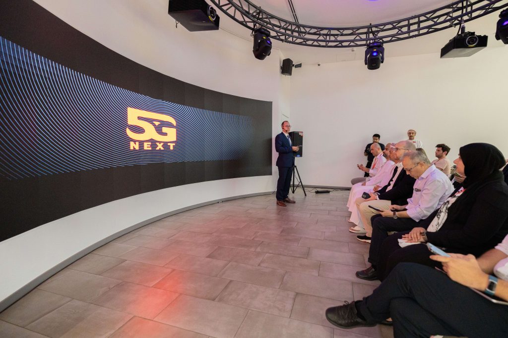 Vodafone invites everyone to experience Vodafone BLACK postpaid on it's ...