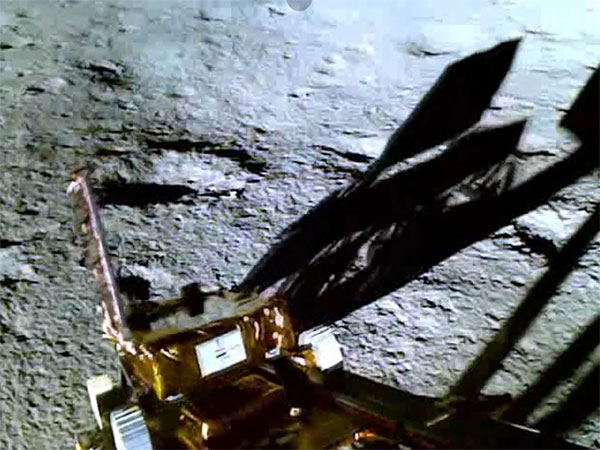 India’s national emblem, ISRO logo on moon surface as Pragyan rover ...