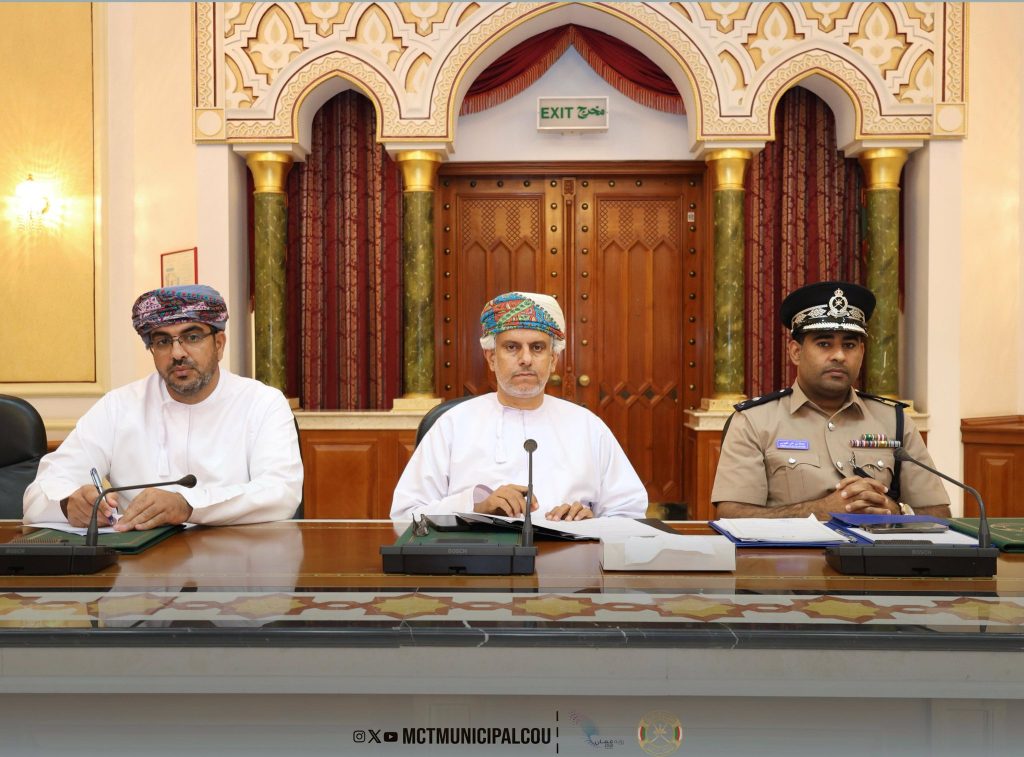 Officials review scrap collection and trading regulations in Muscat ...