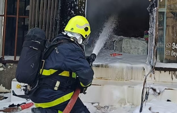 Oman's firefighters tame warehouse blaze in Samayil - The Arabian ...