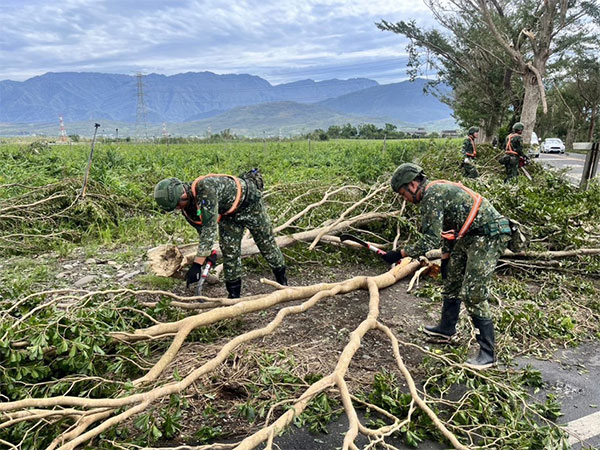 Typhoon Kong-rey strikes Taiwan: Two dead, 500 injured as storm causes ...