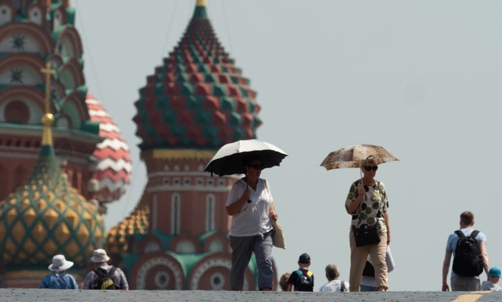 Moscow melts with hottest day in nearly 30 years as heat wave grips ...
